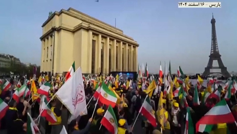 Iranians Rally in Paris in Support of Democratic Change in Iran - Iran ...